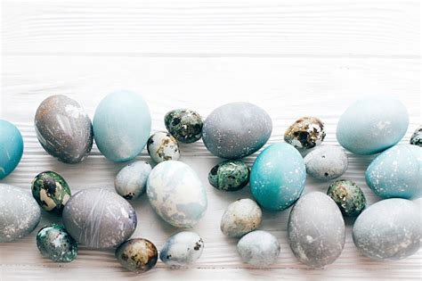 세련 된 부활절 달걀 테두리 평면 텍스트에 대 한 공간을 가진 흰색 나무 배경에 누워 현대적인 부활절 달걀은 파란색과 회색