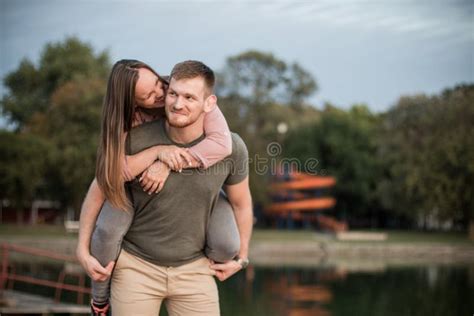 Pareja Joven Enamorada De Divertirse En El Paseo En La Playa Imagen De Archivo Imagen De