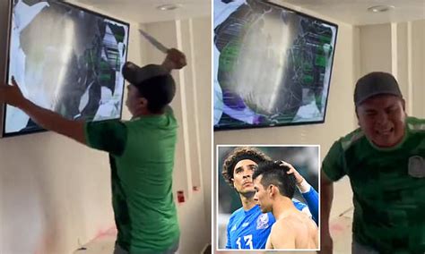 Мексикански навивач ги загуби нервите го „нападна“ својот телевизор со нож