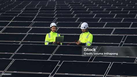 태양광 프로젝트 엔지니어 팀은 노트북으로 작업하고 태양 전지판 농장 지속 가능한 녹색 재생 에너지 탄소 배출권 제로 크레딧에서 현장에서 그림을 그립니다 2명에 대한 스톡