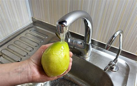 Как есть грушу едим фрукт целиком и отдельными ломтиками