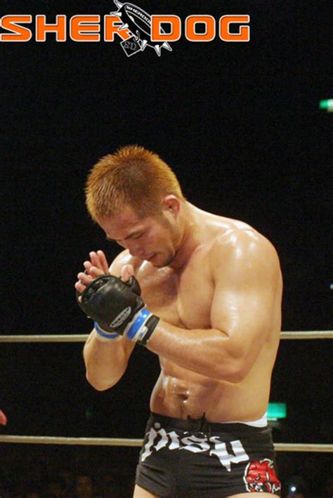 Download Japanese Mma Fighter Hayato Sakurai Bowing Wallpaper