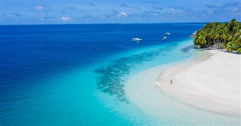 경치 경치가 좋은 관광 구라이두 남옥 드론으로 찍은 사진 맑은 물 모래 몰디브 바다 바다 경치 배 보트 북중부 지방 섬 수역 아시아 야외 활동