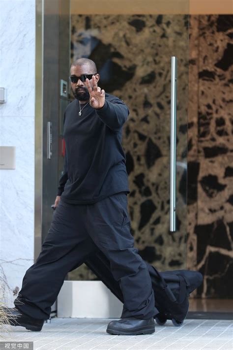 侃爷”和妻子比安卡街头同游 对镜头比耶好松弛 搜狐大视野 搜狐新闻