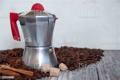 간헐천 커피 메이커와 커피 콩나무 테이블에 텍스트의 공간을 복사합니다 0명에 대한 스톡 사진 및 기타 이미지 0명 간헐천 계피 Istock