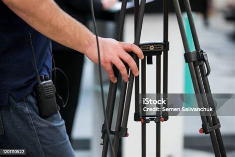 무대 뒤에서 여성 카메라맨 촬영 이 영화 장면 와 카메라 에 영화 스튜디오 감독에 대한 스톡 사진 및 기타 이미지 감독 러시아 레코드 아날로그 오디오 Istock