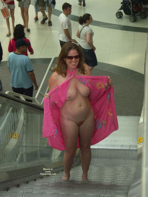 Elas S O Lindas Demais Mulheres Se Exibindo Em Publico