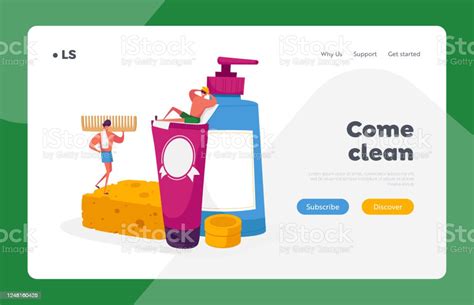 욕실 랜딩 페이지 템플릿 작은 남성 캐릭터 세탁 및 거대한 화장품 병 비누 샴푸 스폰지 빗과 크림에서 목욕을 복용하는 사람들 스파 위생 절차 만화 벡터 일러스트레이션 몸