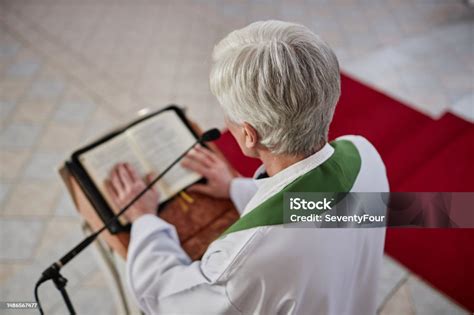 Pendeta Membaca Alkitab Selama Upacara Di Gereja Foto Stok Unduh