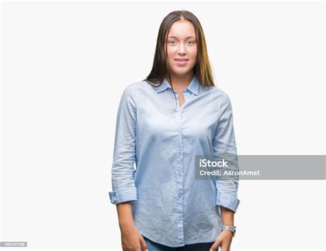 격리 된 배경에 행복과 멋진 젊은 백인 아름 다운 여자는 얼굴에 미소 운이 좋은 사람 갈색 머리에 대한 스톡 사진 및 기타 이미지 갈색 머리 긍정적인 감정 표현 긴