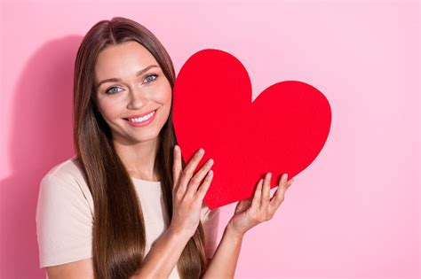 긍정적 인 사랑 스러운 아가씨 손 잡다 종이 심장 상징 빛나는 미소 절연 통하고 있는 분홍색 배경 30 34세에 대한 스톡 사진 및 기타 이미지 Istock