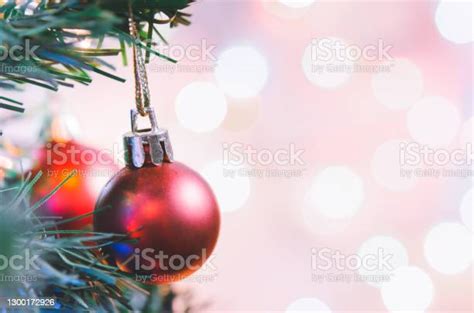 크리스마스 장식 복사 공간이있는 추상보네 배경 위에 소나무 가지 크리스마스 나무 화환과 장식품에 매달려있는 빨간 공 0명에 대한 스톡 사진 및 기타 이미지 Istock