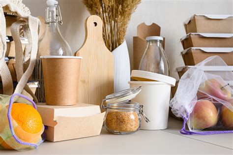 폐기물 제로 라이프 주방에서 생분해성 소재로 만든 친환경 아이템 플라스틱 폐기물을 줄이는 개념 선택적 초점 0에 대한 스톡 사진