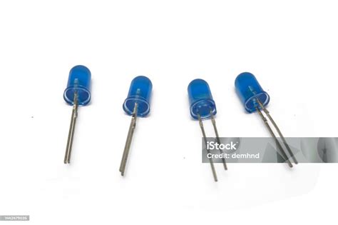 흰색 배경에 표시기로 사용되는 4개의 파란색 Led 구성 요소의 클로즈업 보기 0명에 대한 스톡 사진 및 기타 이미지 Istock