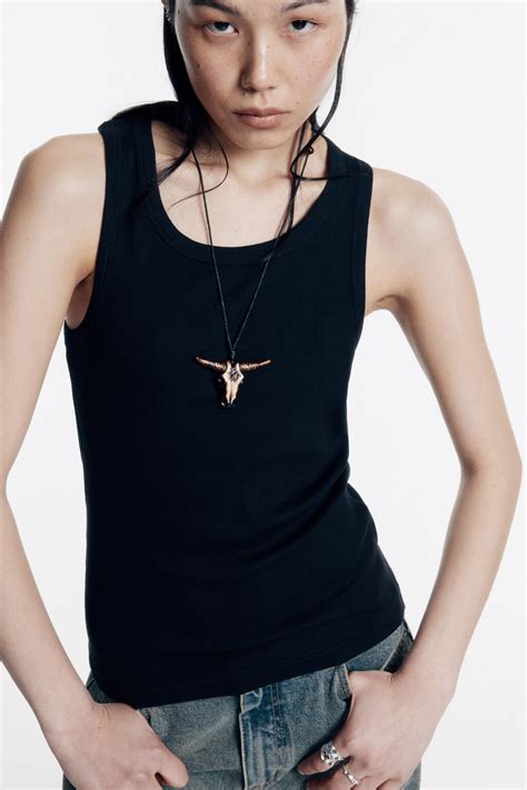 Майка в рубчик хлопковая на широких бретелях 2421121044 цвет черный 50 по цене 399 рублей