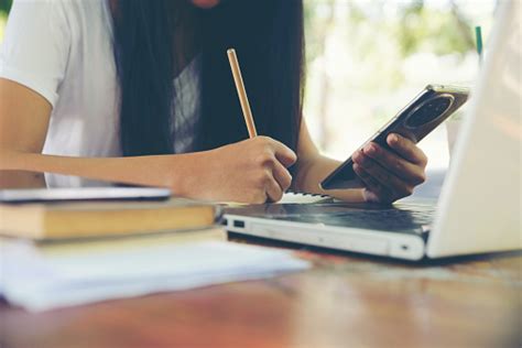 플래너 또는 주최자가 일일 약속을 작성하고 캘린더 책을 사용하고 태블릿을 사용합니다 아시아 여성의 손 계획 시간표 회의 의제 및