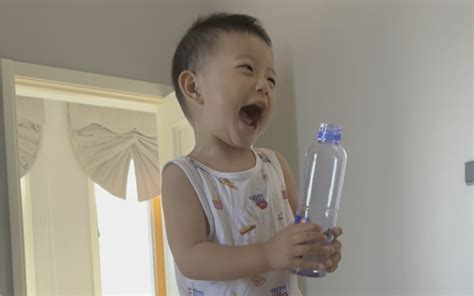 很爱喝水的小男孩 海边的暖男 海边的暖男 哔哩哔哩视频
