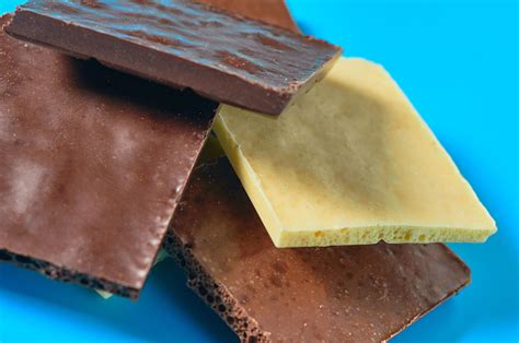 반쪽의 힙 다양한 전체 다공성 초콜릿 바는 부엌에 파란색 테이블에 놓여있다 클로즈업 3가지 개체에 대한 스톡 사진 및 기타 이미지 3가지 개체 갈색 개체 그룹