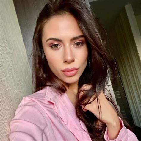 Laura Laura Threads Say More