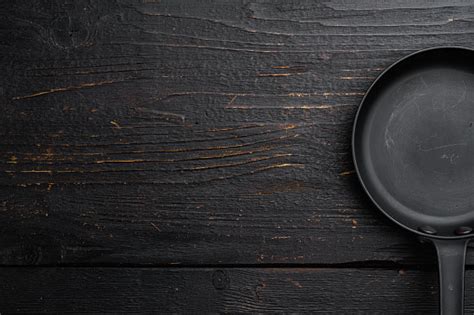 텍스트 또는 음식을위한 복사 공간이있는 큰 프라이팬은 검은 색 나무 테이블 배경에 텍스트 또는 음식을위한 복사 공간이 있습니다 0명에 대한 스톡 사진 및 기타 이미지