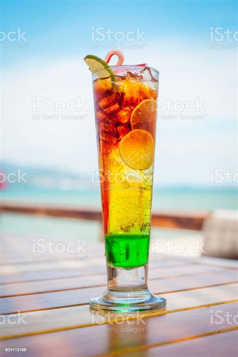 상쾌한 해변에 테이블에 석 회와 계층화 된 칵테일 유리 닫습니다 감귤류 과일에 대한 스톡 사진 및 기타 이미지 감귤류 과일 노랑 녹색 Istock