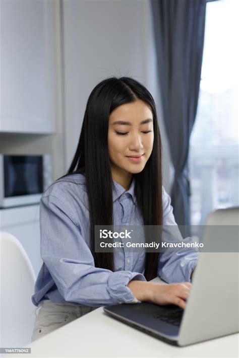 집에서 노트북 컴퓨터에서 일하는 아름다운 아시아 소녀 현대 노트북 Pc 키보드에 텍스트를 입력 하는 쾌활 한 베트남 Poc 여자 가정 생활에 대한 스톡 사진 및 기타 이미지