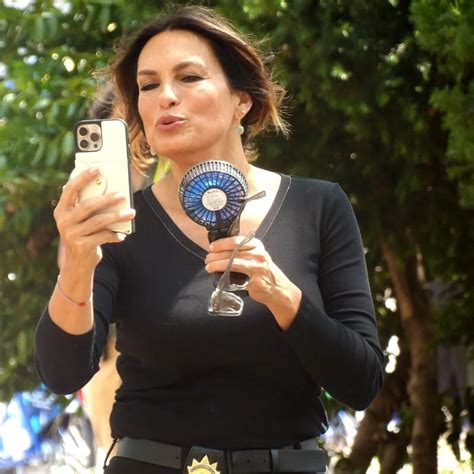 Pin By Nazl Can Bulduk On Mariska Hargitay Fashion Svu Statement Necklace