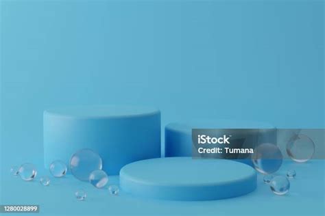 바닥에 둥근 유리 공이있는 밝은 파란색 배경에 연단의 세 원통형 기하학적 모형 화장품 광고를 위한 미니멀한 트렌디 한 스타일 3d 렌더링 그림입니다 형판에 대한 스톡 사진