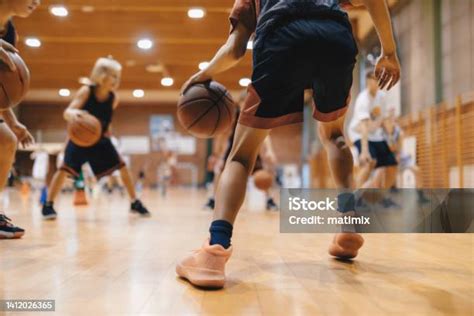 농구를 튀는 주니어 수준의 농구 선수 클래식 공을 가진 젊은 농구 선수 청소년을위한 농구 훈련 세션 학교 스포츠 수업 농구 팀 스포츠에 대한 스톡 사진 및 기타 이미지