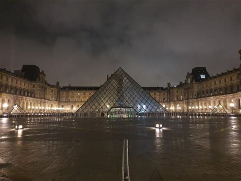 속옷만 입고 루브르 박물관에서 사진 찍은 여성…결국 쫓겨나 한국경제