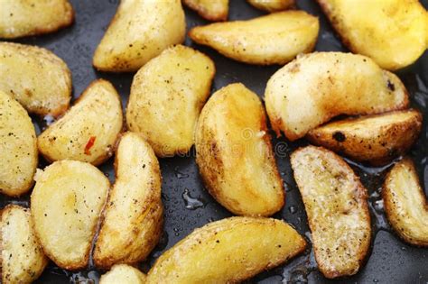 How To Make a Roasted Potatoes with Herbs. Step by Step, Tutorial Imagen de archivo - Imagen de ...