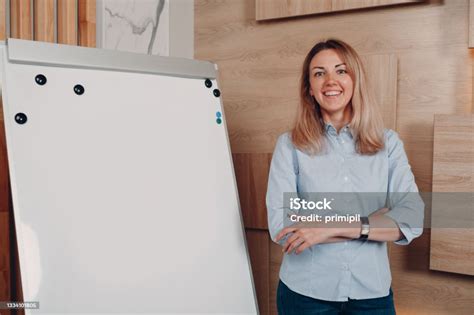 비즈니스 우먼 젊은 성인 코치 에 사무실 빈 빈 템플릿 플립 차트 화이트 보드 30 34세에 대한 스톡 사진 및 기타 이미지