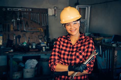 공장 엔지니어와 일하는 여성 개념 또는 여성의 날에 기계로 일하는 아시아 의 Beuatiful 여성 강철에 대한 스톡 사진 및 기타 이미지 Istock