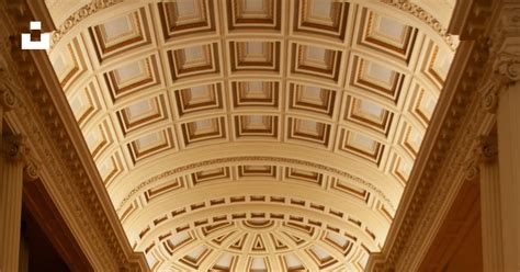 스테인드 글라스 창문이있는 아름다운 교회 내부 사진 Unsplash의 무료 이미지