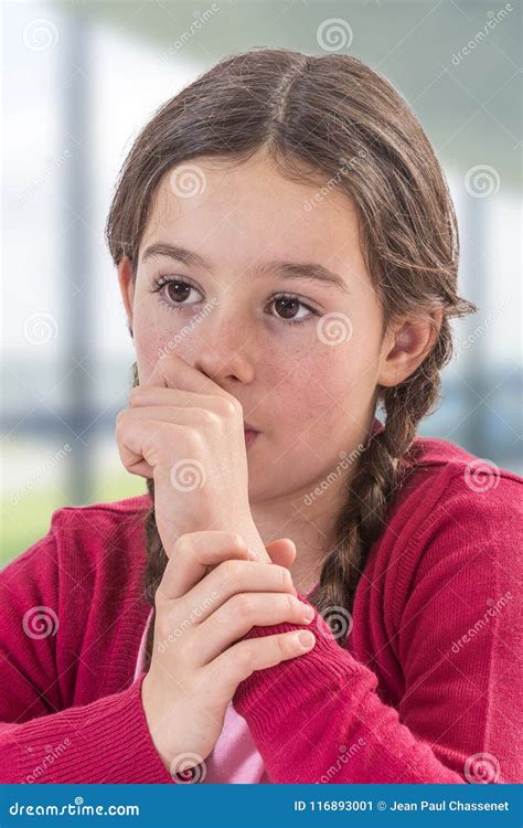 Bambina Che Succhia Il Suo Pollice Molto Pensieroso Immagine Stock