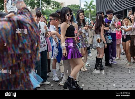 März Ein Hype Up Fan der ihren Groove in der Menge zeigt Taylor Swift The Eras Tour