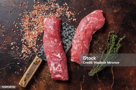 조리되지 않은 양고기 허리 필레 정육점 칼로 양고기 생 고기 어두운 배경 위쪽 보기 0명에 대한 스톡 사진 및 기타 이미지 0명 검은색 고기 Istock