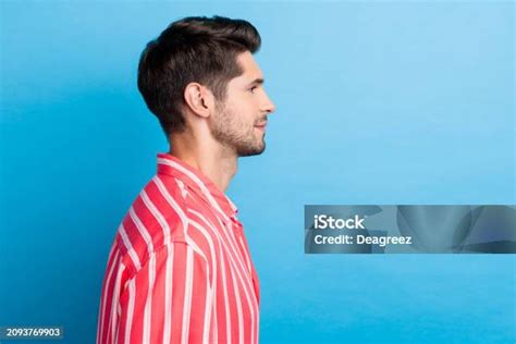 수염을 기르고 세련된 셔츠를 입은 자신감 넘치는 남자의 옆 프로필 사진 이발소 로고 빈 공간을 파란색 배경에 고립 된 모습 30 34세에 대한 스톡 사진 및 기타 이미지