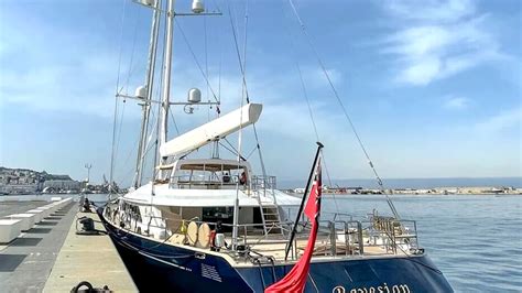 Lesperto Di Superyacht Albero Della Bayesian Troppo Alto La Barca Accanto Ne Aveva Due E Non