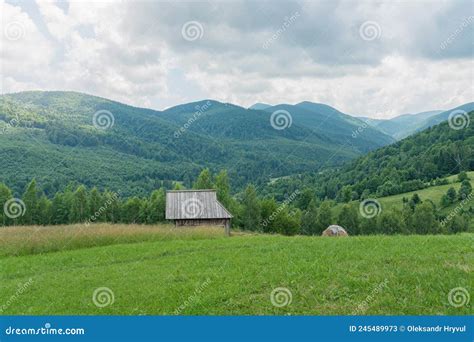 дом горной деревни на холме красивый горный ландшафт Стоковое Изображение изображение