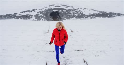 눈 덮인 겨울에 야외에서 달리는 활동적인 노인 여성의 높은 각도 보기 사진 Unsplash의 슬로바키아 이미지