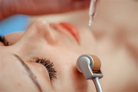 스파 살롱에서 아름다운 여자얼굴 회춘 절차 미용사를 방문하십시오 히알루 론산 회춘 미용 주사 메조 테라피 메조 테라피의 개념 화장품메조롤러 메조테라피 더마롤러에 대한 스톡