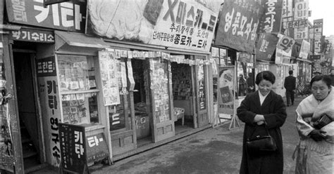 1945년 해방과 함께 공휴일로 지정된 크리스마스는 국내 상황과 맞물려 더욱 특별한 날이 되었다 한국은 1945년부터 일명 통금이라 하는 야간통행금지제도가 실시되었는데