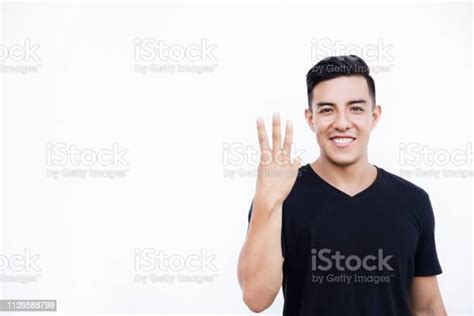 잘생긴 히스패닉 남자는 흰색 배경에 고립 된 세 손가락을 보여주는 3에 대한 스톡 사진 및 기타 이미지 3 손가락 남자 Istock