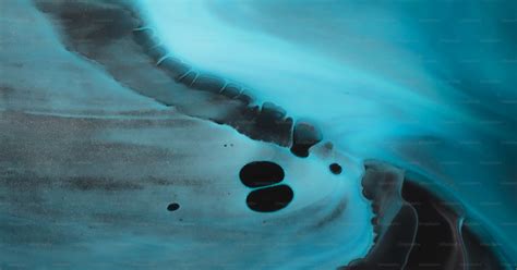 물과 모래의 검은 색과 파란색 그림 사진 Unsplash의 예술 이미지