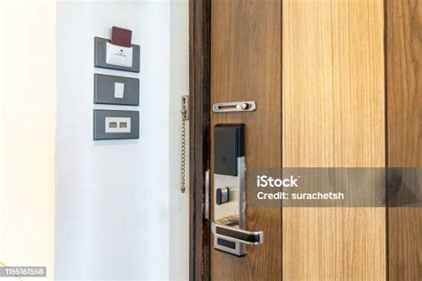 태국 리조트의 문 옆 벽에 문 보안 스마트 잠금 장치 및 객실 스위처 제어 플랫폼 문에 대한 스톡 사진 및 기타 이미지 문 자물쇠 감지기 Istock