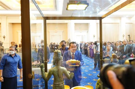 សម្ដេចតេជោ ហ៊ុន សែន អញ្ជើញក្នុងពិធីទទួលវត្ថុបុរាណខែ្មរដែលបានប្រគល់ជូនព្រះរាជាណាចក្រកម្ពុជាវិញ