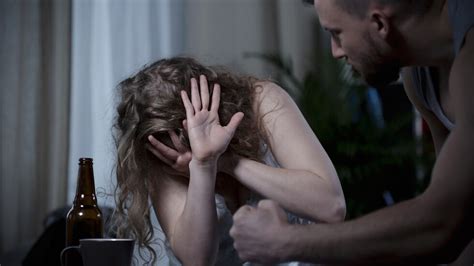 Обвиниха мъж заканил се с убийство на жена докато я удрял с юмруци Престъпления Крими