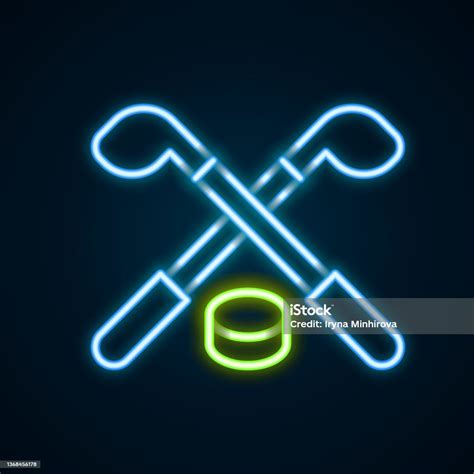 빛나는 네온 라인 아이스 하키 스틱과 검은 배경에 고립 된 퍽 아이콘 게임 시작 다채로운 개요 개념 벡터 Championship에 대한 스톡 벡터 아트 및 기타 이미지