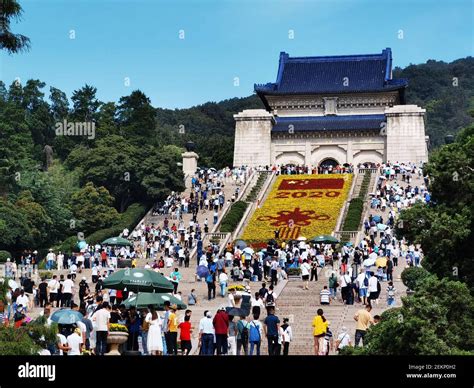 People Line Up To Get Into Drsun Yat Sens Mausoleum A Tourist